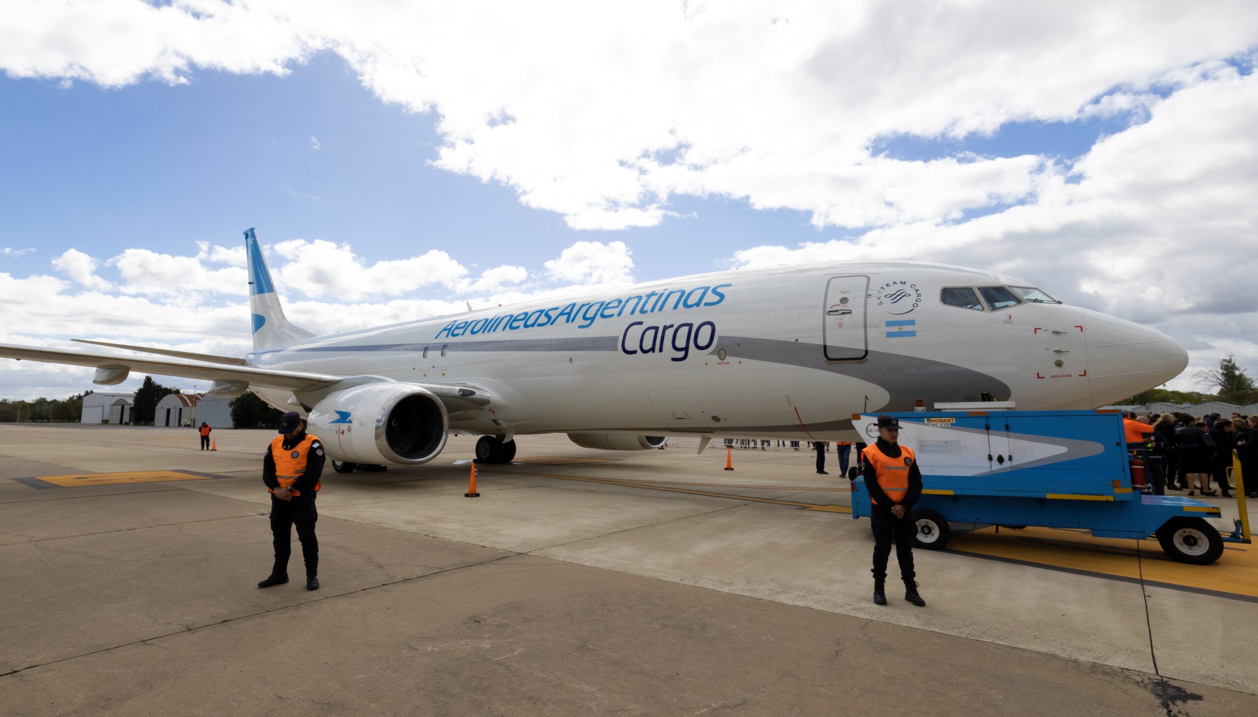 Aerolíneas Argentinas Presentó Su Primer Boeing 737 Carguero En El