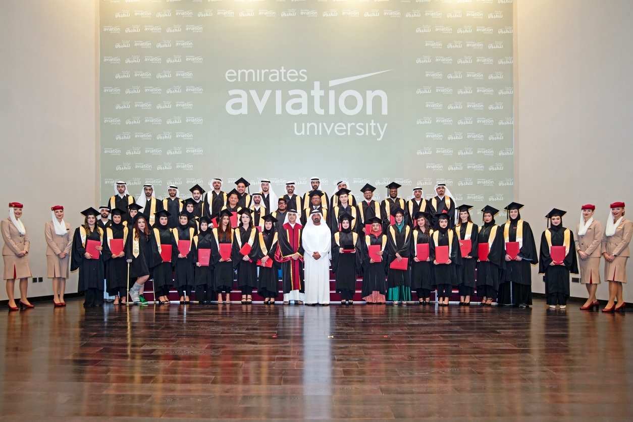 Más de 300 estudiantes de 50 países se graduaron de la Emirates ...