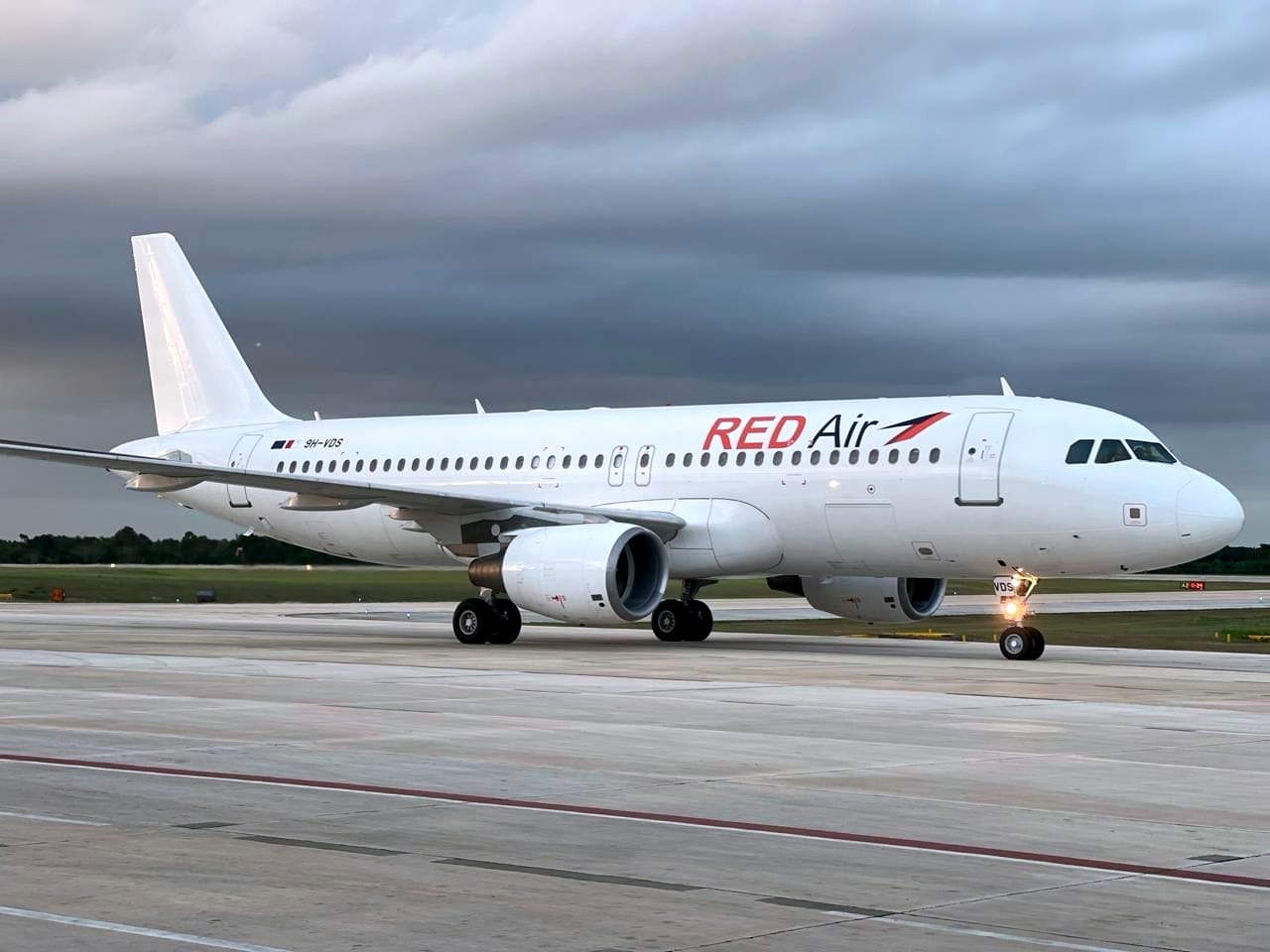 RED Air recibe el primer Airbus A320 para las rutas de LASER Airlines a ...