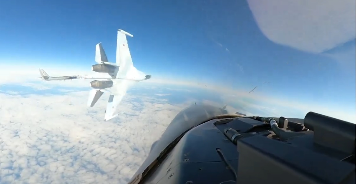 Tensión en el Ártico: caza Su-35 ruso realizó una maniobra peligrosa contra F-16 de la USAF ...
