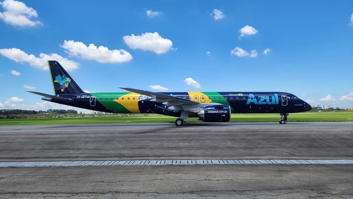 Azul Expands Fleet with Fifth Embraer E195-E2 in Stunning Flag Livery ...