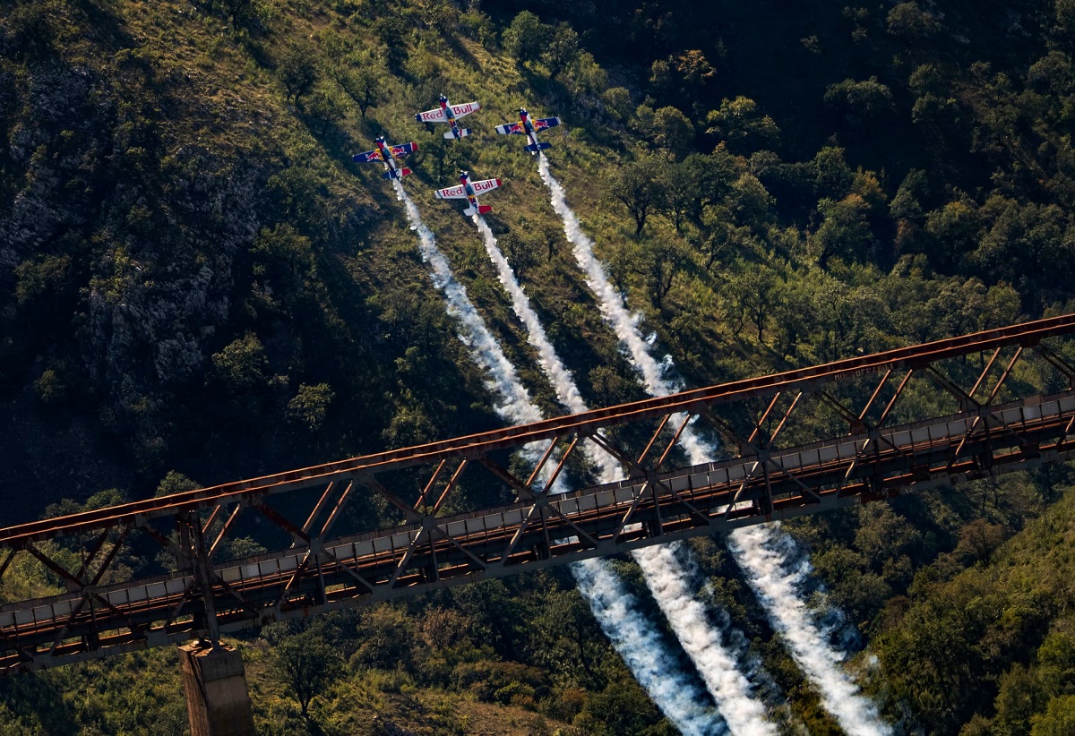 400 km/h Stunt: Red Bull’s Flying Bulls Execute Unprecedented Loop ...