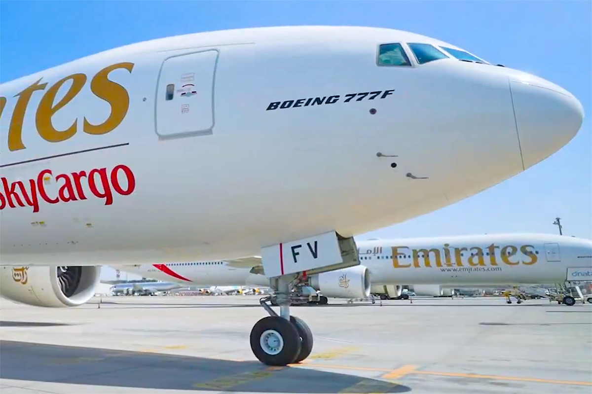 Emirates presenta su primer avión de carga con el nuevo diseño de la ...