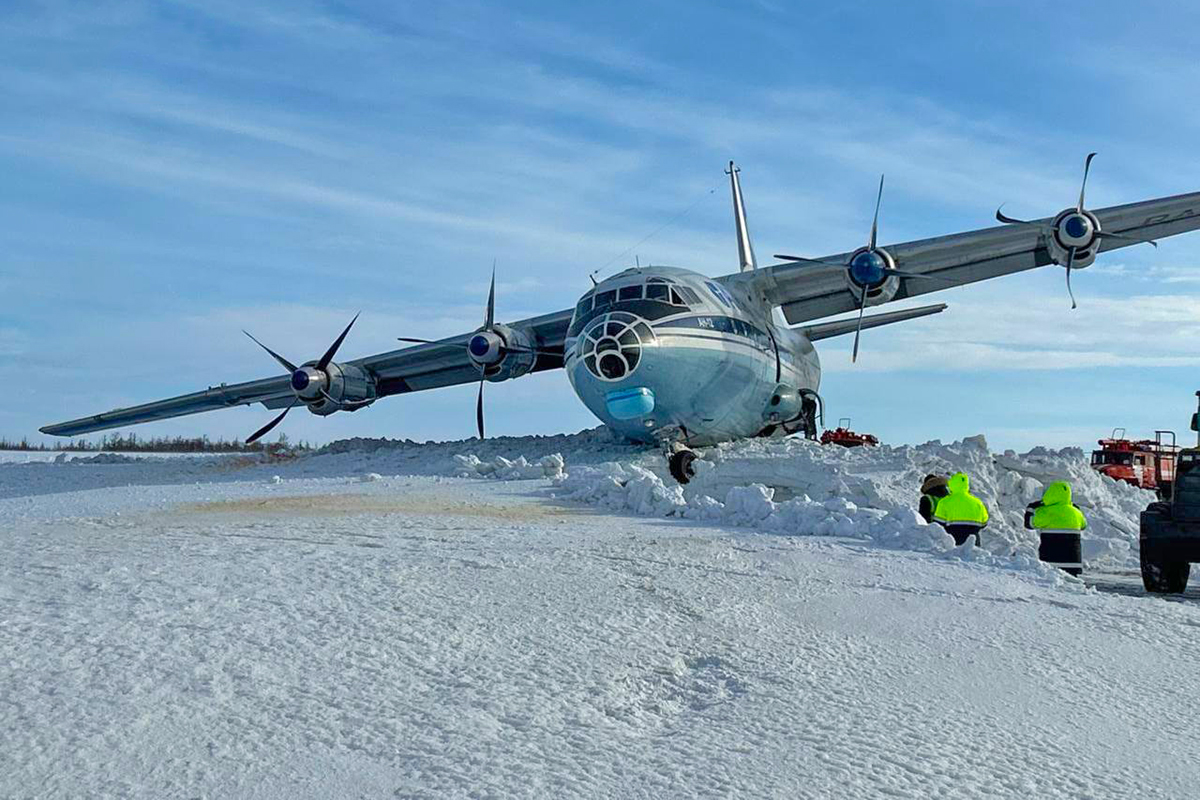 Un Antonov An-12 realiza un aterrizaje de emergencia y se sale de pista ...