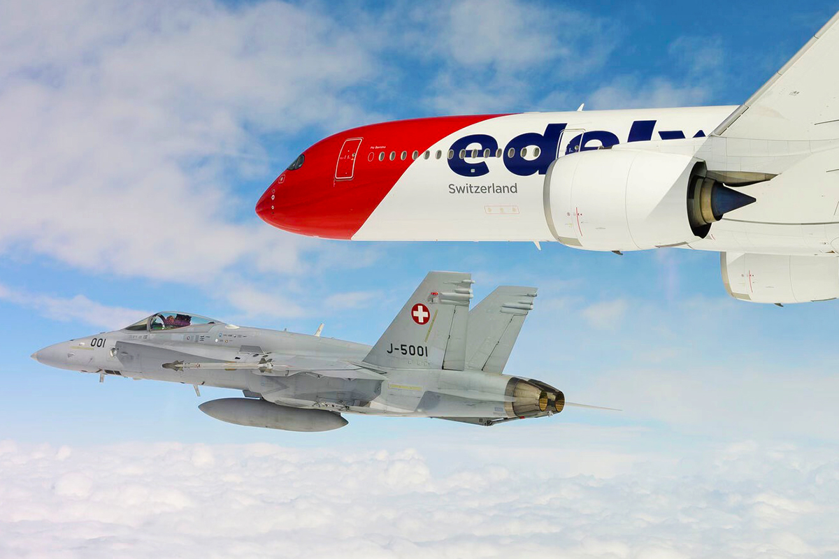 Cazas Boeing F/A-18 escoltan al primer Airbus A350 de Edelweiss sobre ...