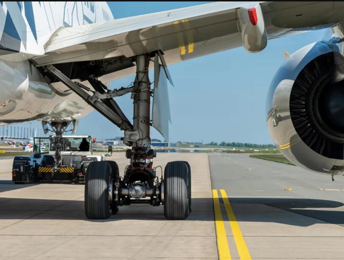 Taxibot, el remolcador híbrido que reduce emisiones en aeropuertos ...